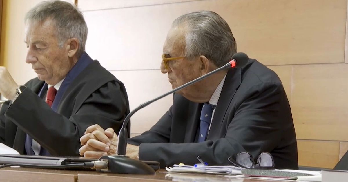 Fabra seu al banc dels acusats per les suposades irregularitats d'un ...