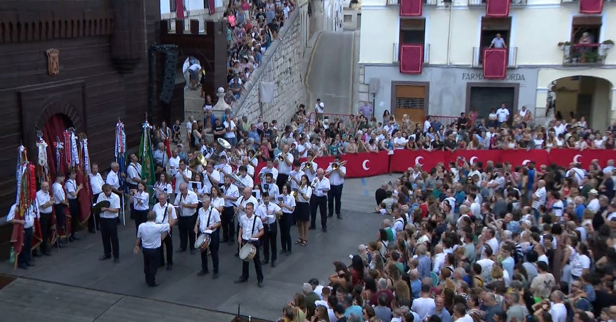 Més de mil músics fan tremolar Ontinyent amb "Chimo", la marxa mora - À ...