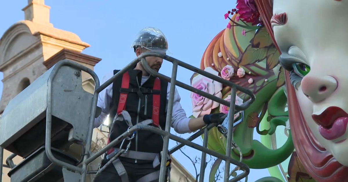 Inspecció de riscos laborals a tres falles de València quan plantaven ...
