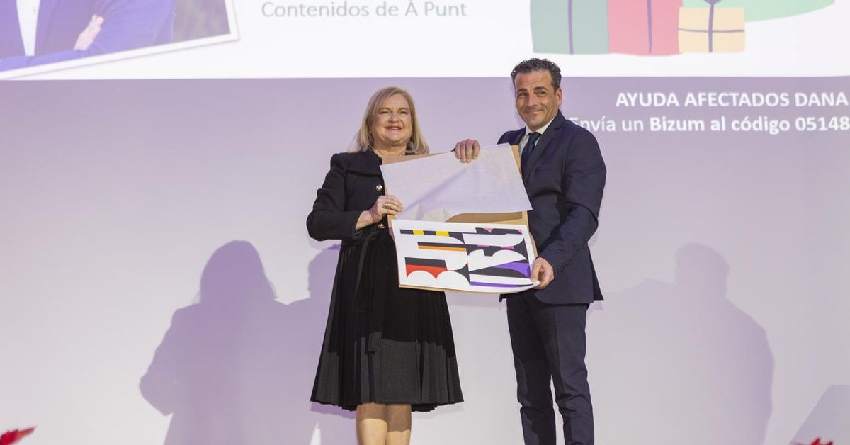 Alfred Costa rep el Premi Periodístic de l’Ateneu Mercantil 2024 - À Punt