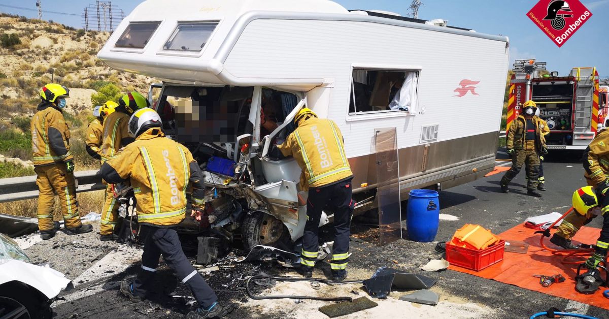 Continuen ingressats greus els tres ferits de l'accident del Campello - À Punt