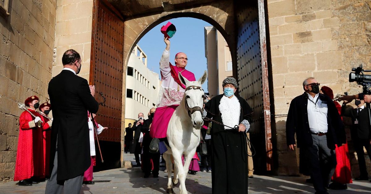 El nou bisbe d'Oriola-Alacant fa la tradicional entrada en mula blanca ...